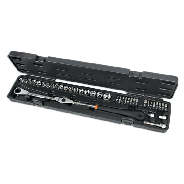 Kit with swivel ratcheting wrench, with short socket for belt ...