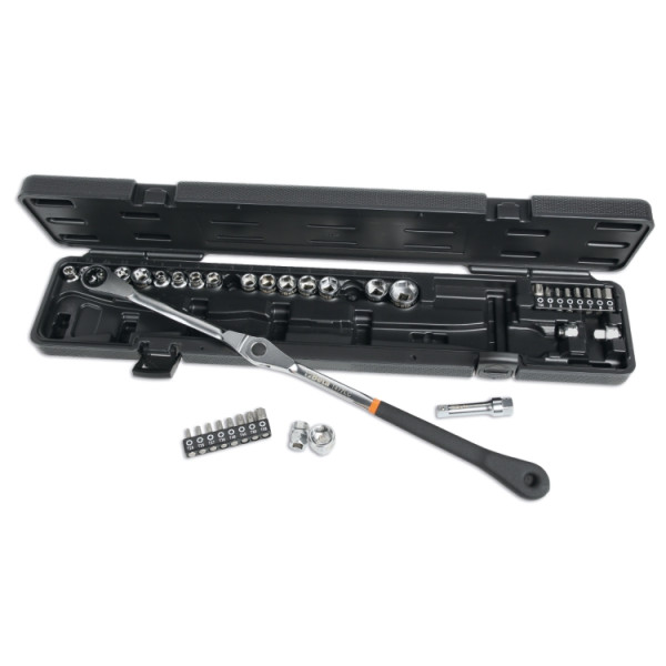 Kit with swivel ratcheting wrench, with short socket for belt ...